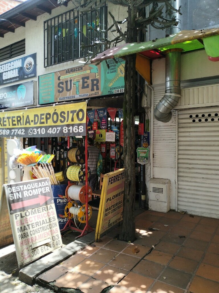 Ev temizlik ürünleri Almacen Ferreteria Super, Medellin, foto
