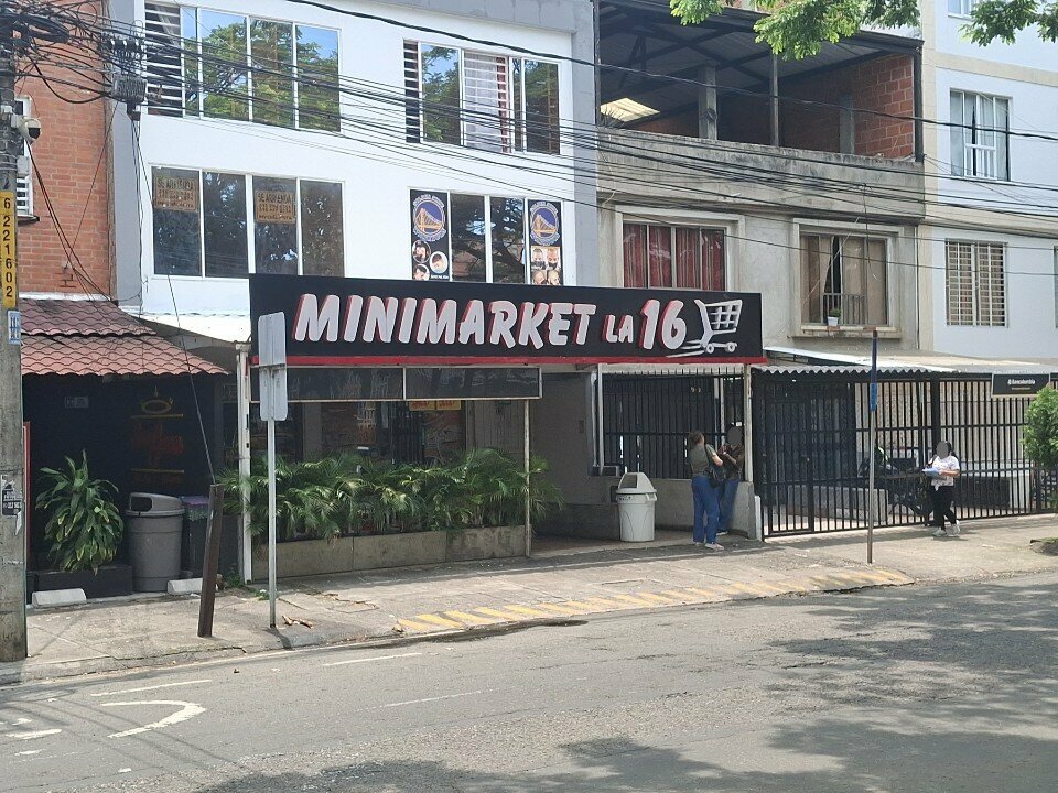 Büyük mağazalar Minimarket la 16, Cali, foto