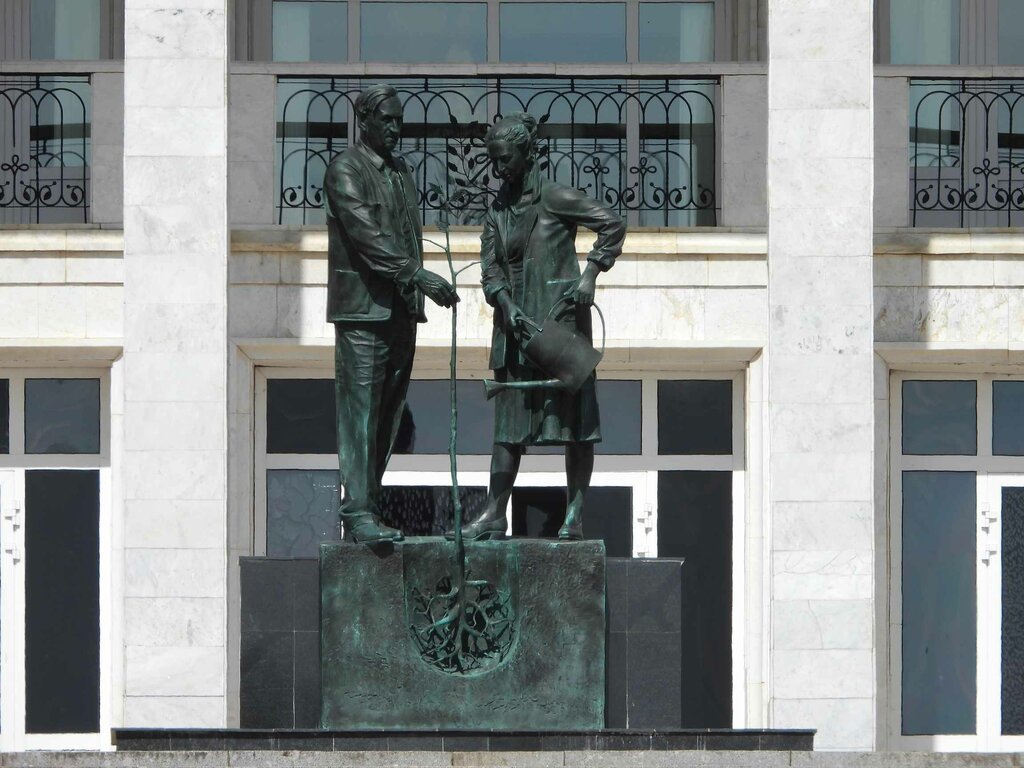 Anıt, heykel Музейщикам Пушкиногорья, Pskovskaya oblastı, foto