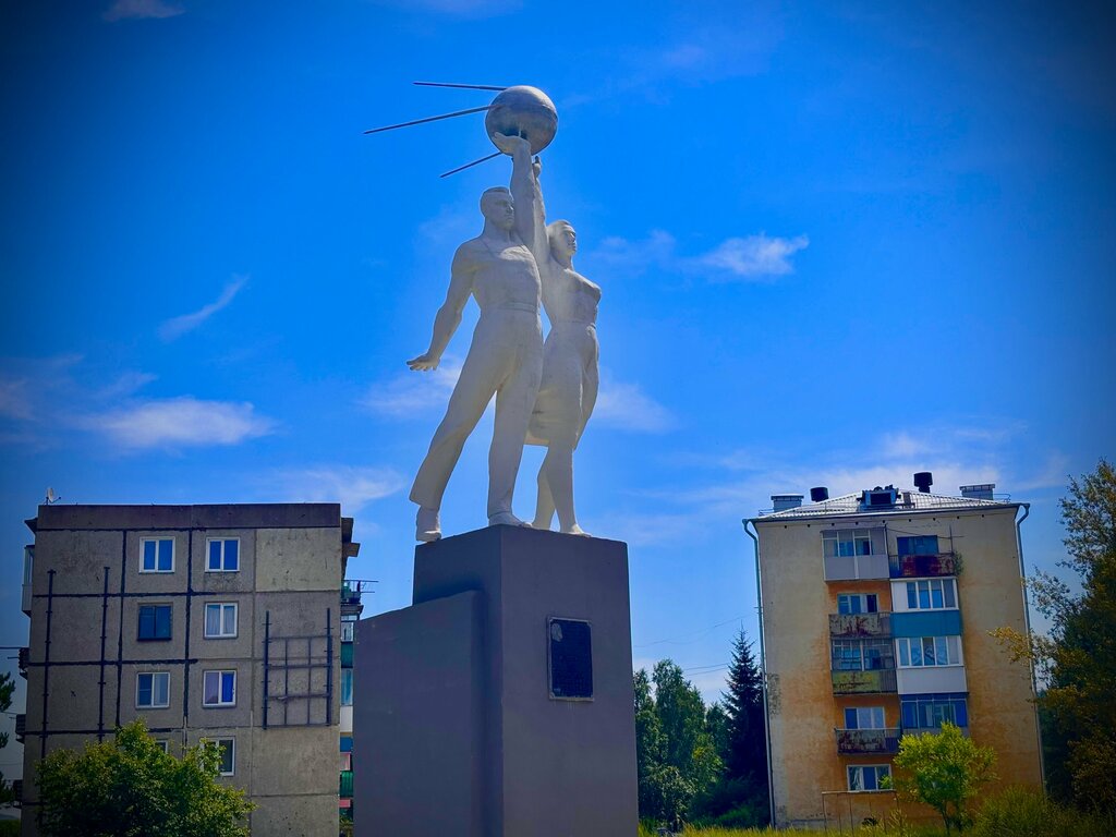 Park, sokak heykeli Гимн труду, Sorsk, foto