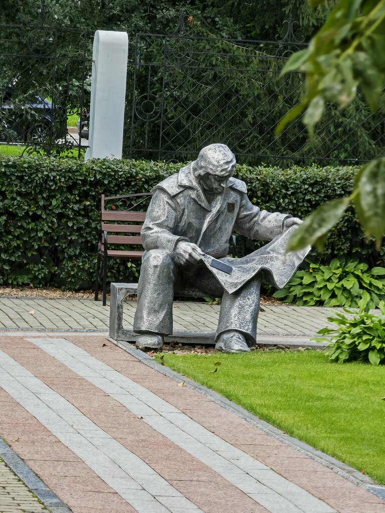 Park, sokak heykeli Скульптура Сталевар читает газету, Yekaterinburg, foto