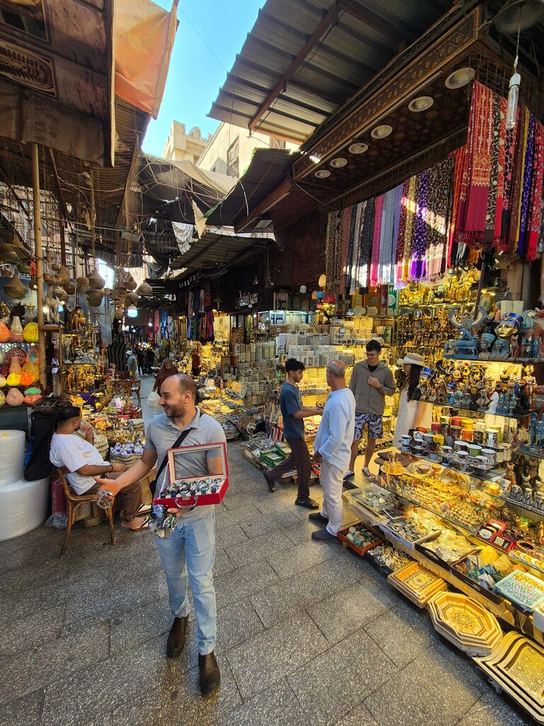 Giyim pazarı Khan Al-Khalili, Kahire, foto
