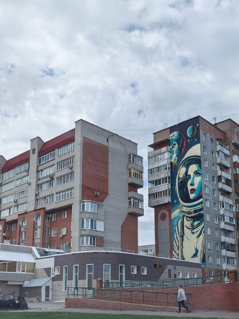 Sokak sanatı Женщина космонавт, Omsk, foto
