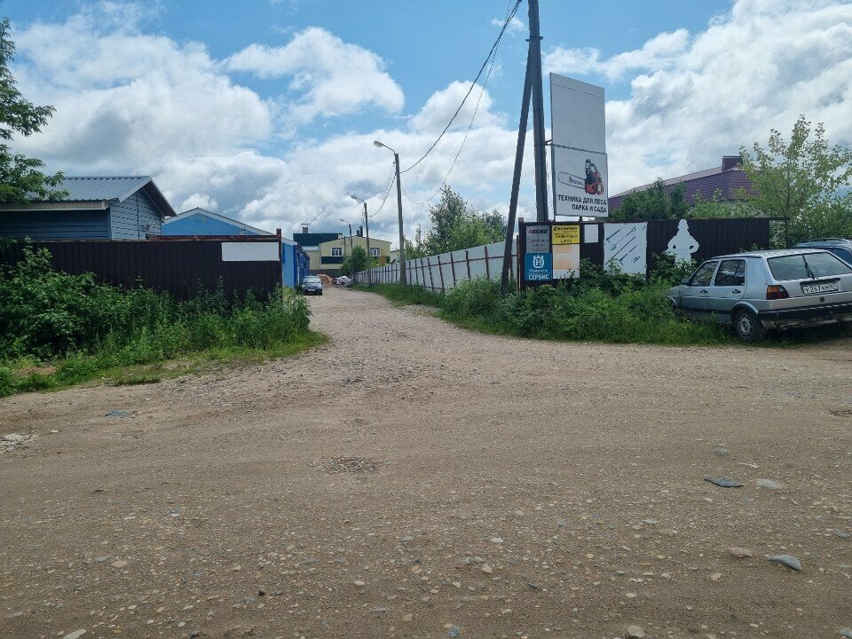 Elektrik ve benzinle çalışan aletler Husqvarna, Smolensk, foto