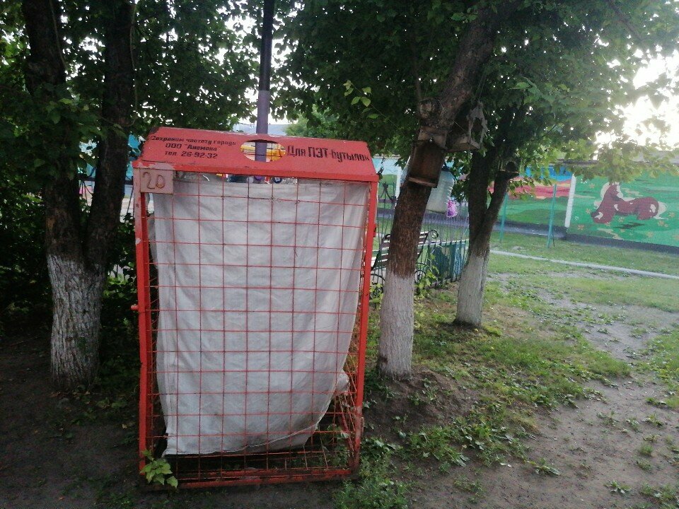 Ayrı çöp toplama noktası Пункт приема пластика, Barnaul, foto