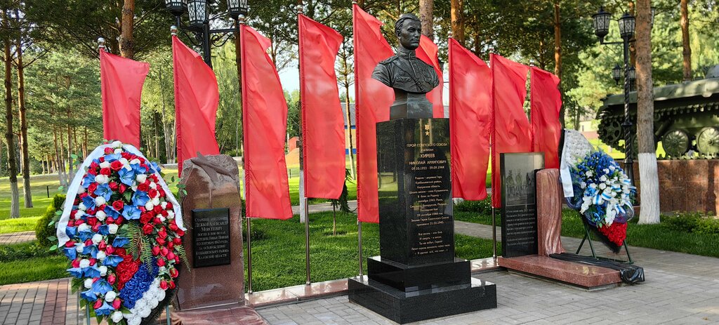 Anıt, heykel Бюст Героя Советского Союза Николая Архиповича Киреева, Kalujskaya oblastı, foto