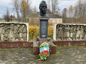 Воинское захоронение (Pskovskiy District, Krasnoprudskaya volost, derevnya Kirovo), anıt, heykel  Pskovskaya oblastından