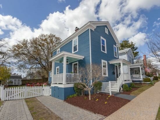 Otel Charming Historical Retreat with River Views - Unique Industrial Haven, New Bern, foto