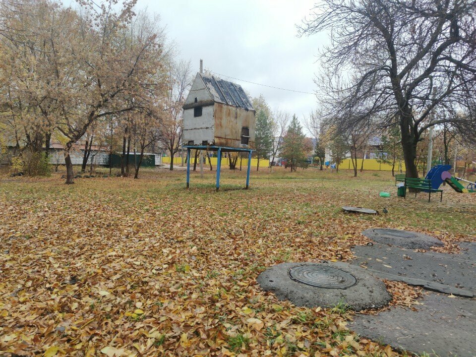 Kuşlar için büyük kafes Aviary , Ulyanovsk, foto