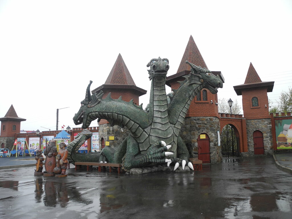 Park, sokak heykeli Змей Горыныч, Murmansk, foto