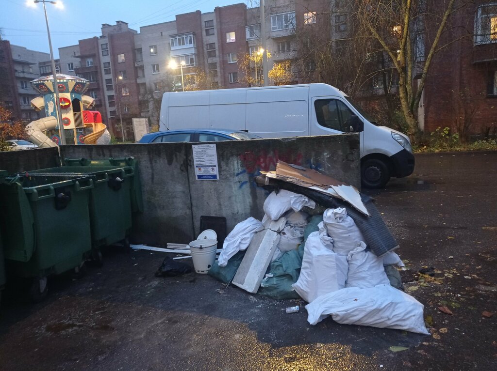 Çöp alanları Trash and garbage disposal area, Peterhof, foto