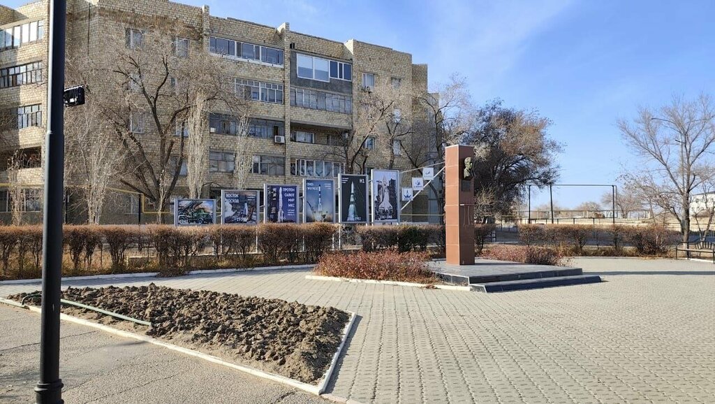 Anıt, heykel Bust of V.P. Barmin, Baykonur, foto