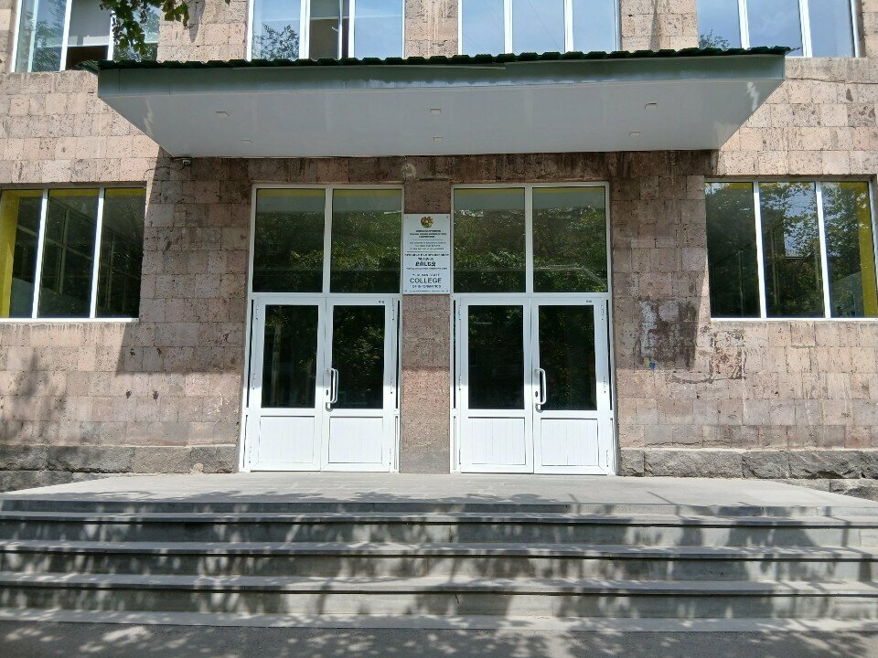Yüksekokul Yerevan state College of Informatics, Erivan, foto
