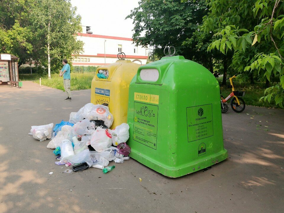 Ayrı çöp toplama noktası Пункт приема пластика, стекла, Moskova, foto