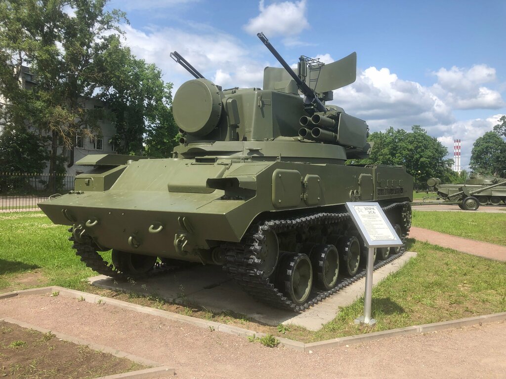 Teknoloji anıtı Зенитная самоходная установка-23-4 Шилка, Luga, foto