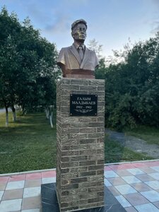 G. Maldybayev Monument (Soltústik Qazaqstan oblysy, Shal aqyn aýdany, Sergeev qalasy, Jeltoqsan kóshesi), anıt, heykel  Sergeyevka'dan