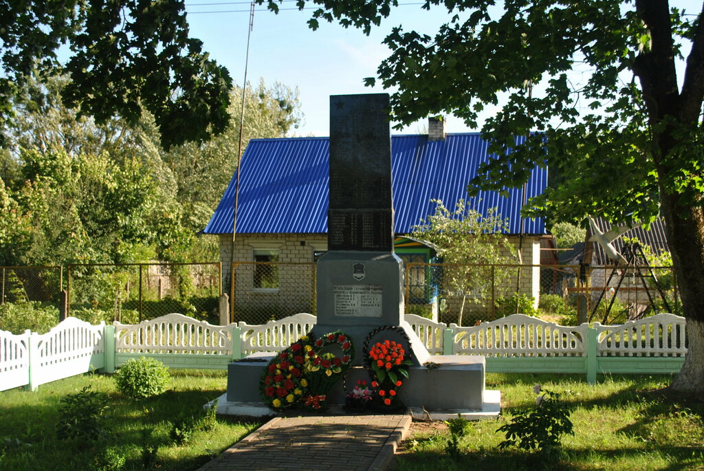 Anıt, heykel Братская могила советских воинов и партизан, Minskaya oblastı, foto