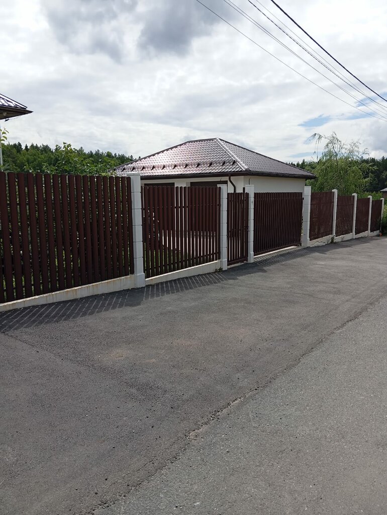 Çitler, parmaklıklar Fazenda Plus, Sverdlovskaya oblastı, foto