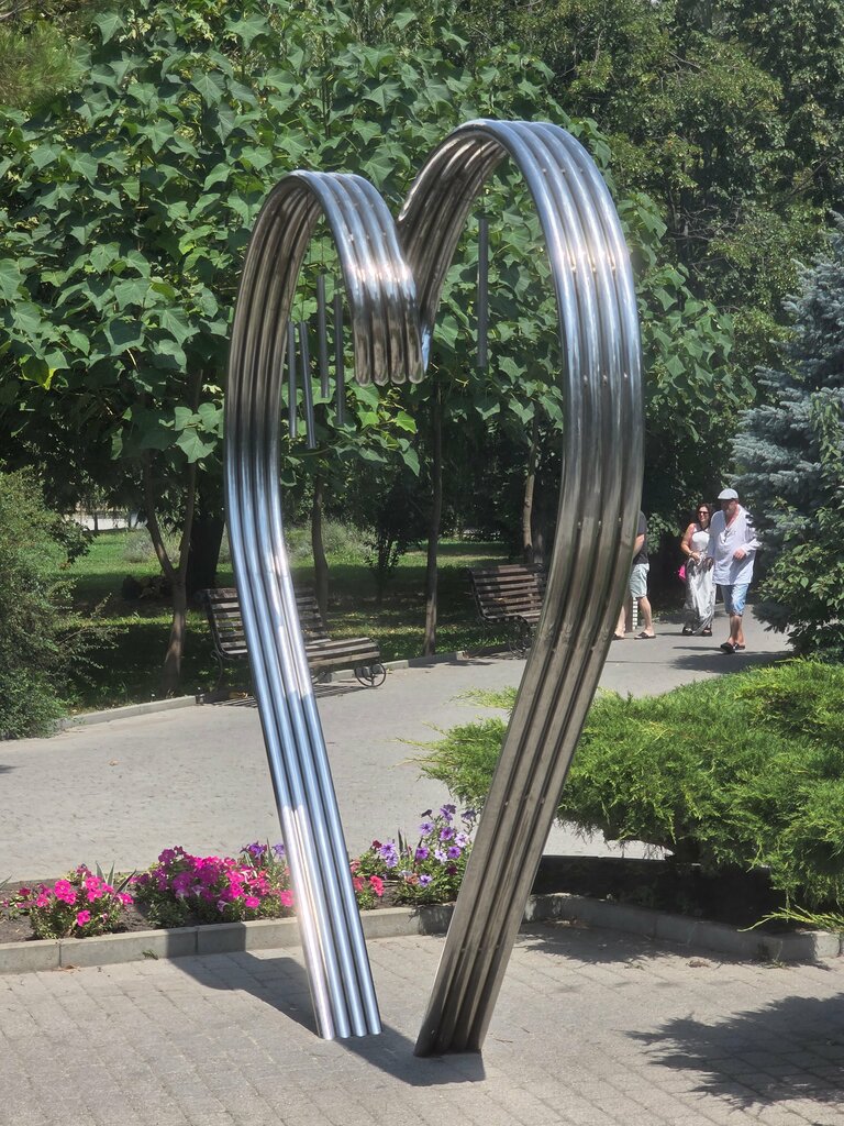 Park, sokak heykeli Всем влюблённым, Krasnodarski krayı, foto