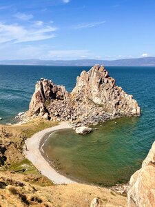 Shamanka rock (Irkutsk Region, Olkhonskiy rayon, Khuzhirskoye munitsipalnoye obrazovaniye, mys Burkhan), dağ zirvesi  İrkutskaya oblastından
