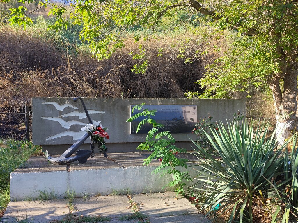 Anıt, heykel Братская могила рыбаков, Kerç, foto