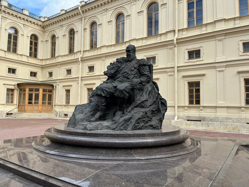 Anıt, heykel Император Александр III, Gatchina, foto