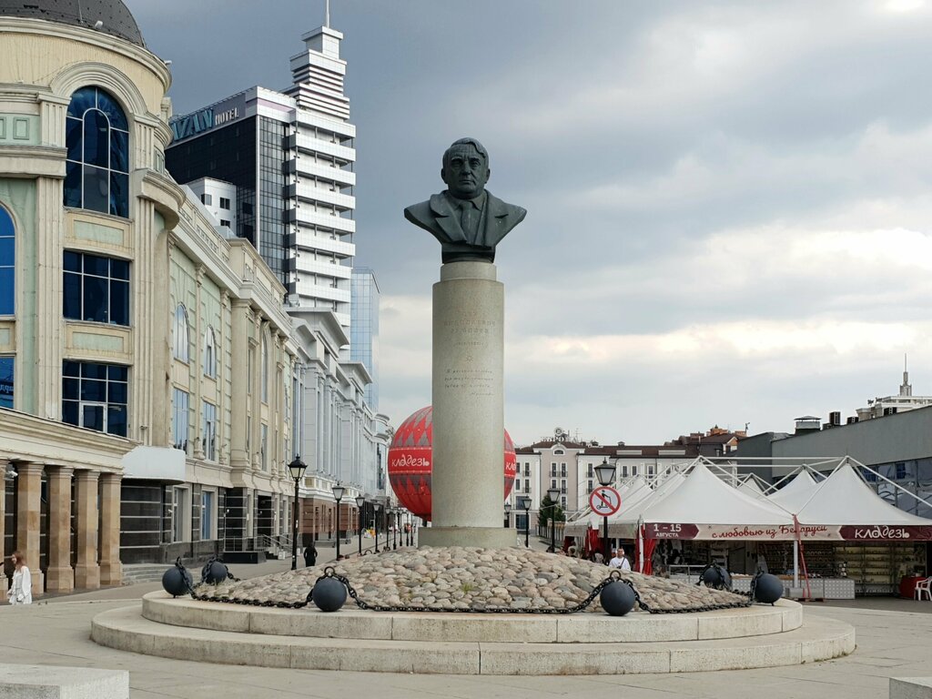Anıt, heykel L. N. Gumilyov, Kazan, foto