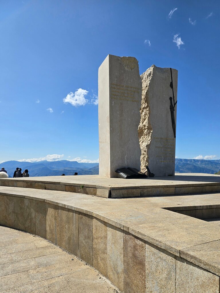 Anıt, heykel Мемориал памяти Льва Николаевича Толстого и наиба Хаджи-Мурата, Dağıstan, foto