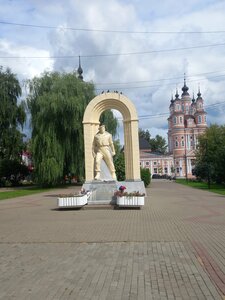 сквер Защитников Отечества (Kaluga, bulvar Pobedy), meydan  Kaluga'dan