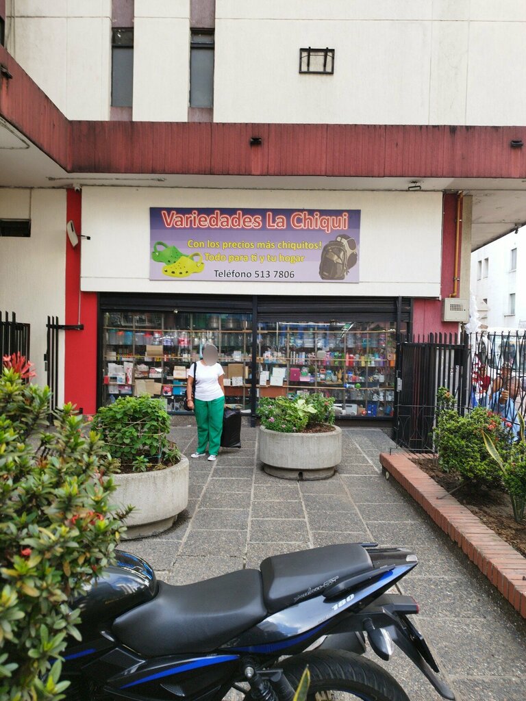 Ucuzluk mağazası Variedades La Chiqui, Medellin, foto