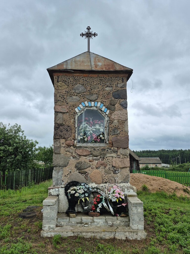 Şapel, haç anıtı Католическая придорожная часовня, Grodnenskaya oblastı, foto