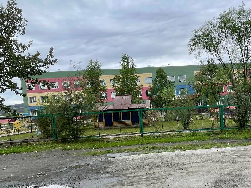 Anaokulları Detsky sad kombinirovannogo vida pos. Ust-Omchug, Magadan Bölgesi, foto