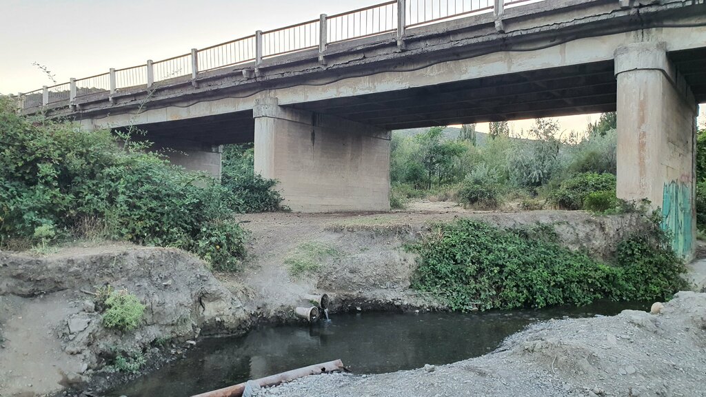 Pınar, çay Spring, stream, Kırım Cumhuriyeti, foto