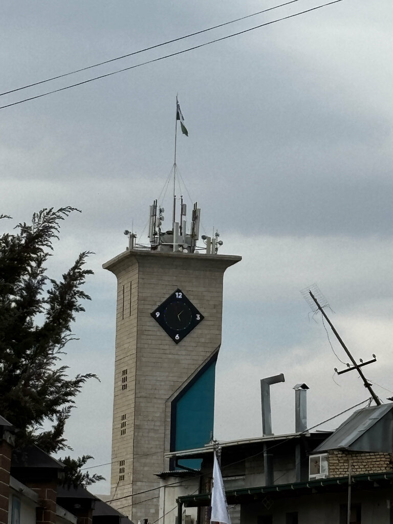 Koruma altına alınmış yapı Clock with Uzbekistan Flag, Semerkant, foto
