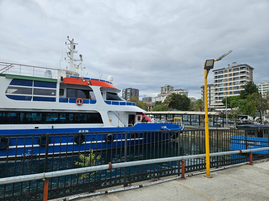 Deniz ve nehir iskeleleri Bostancı Mavi Marmara İskelesi, İstanbul, foto