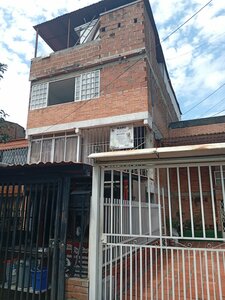 Maru (Valle del Cauca, Municipio de Santiago de Cali, Comuna 17, Carrera 80, 43-26), kaş ve kirpik salonu  Cali'den