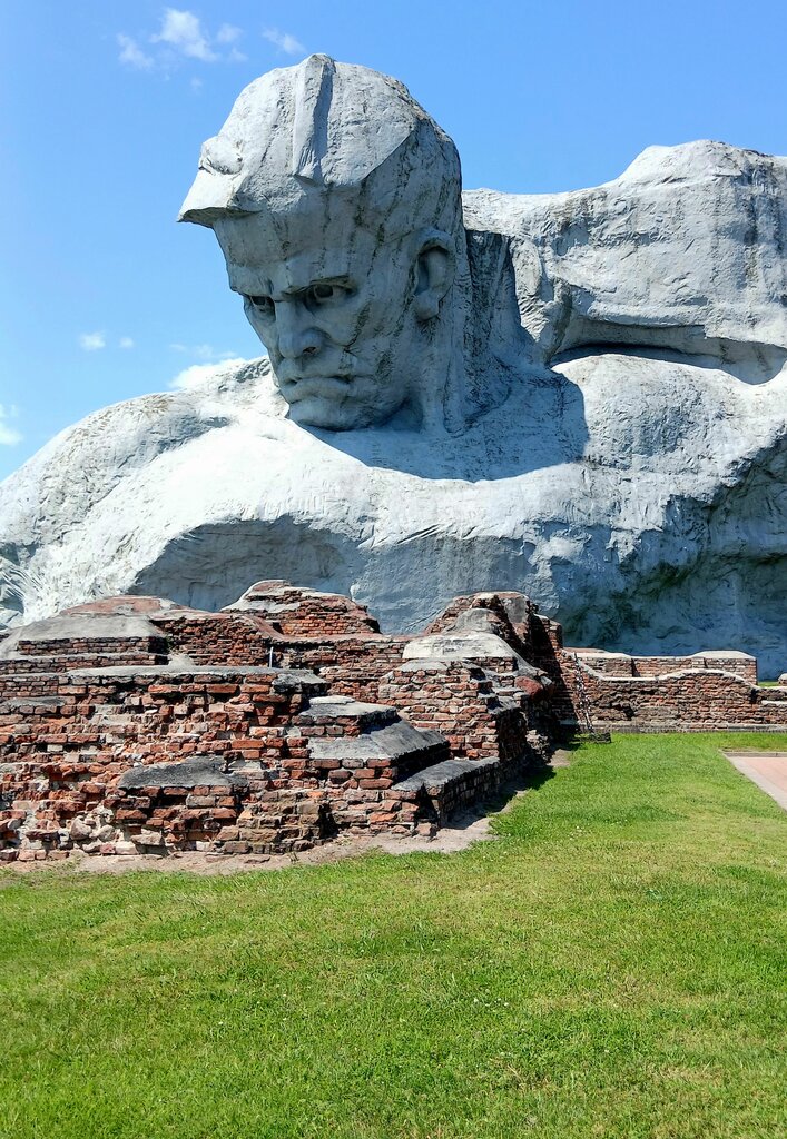 Turistik yerler Руины здания Инженерного управления, Brest, foto