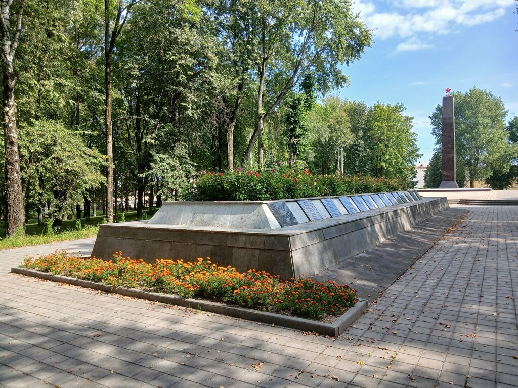 Anıt, heykel Братская могила, Molodchenko, foto