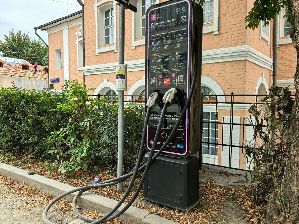 Elektrikli oto şarj istasyonları Electric vehicle charging station, Moskova, foto