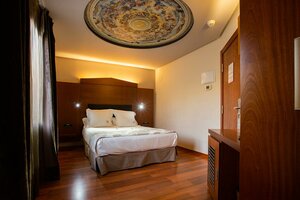 Hotel Sancho Abarca (Calle Coso Alto No:52, Huesca), otel  Huesca'dan