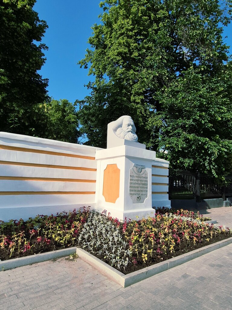 Anıt, heykel Карл Маркс, Tver, foto