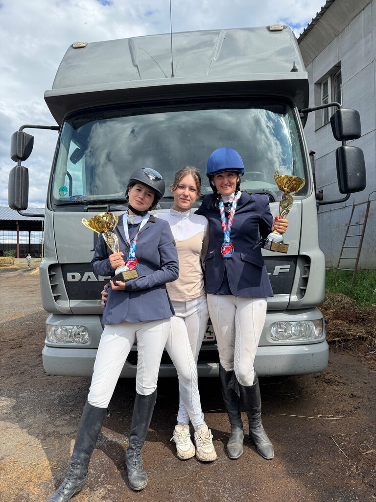 At ve binicilik kulüpleri Конно-спортивный клуб Кураж, Krasnoyarski krayı, foto