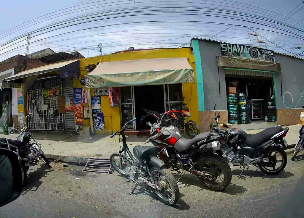 Oto döşeme Motorcycle Workshop, Cochabamba, foto