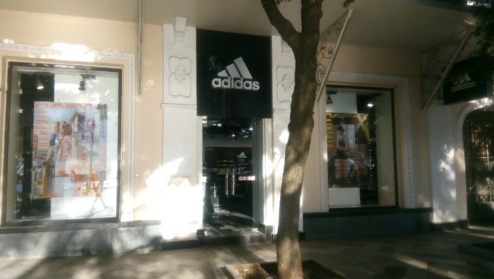 Spor mağazaları Adidas, Yalta, foto