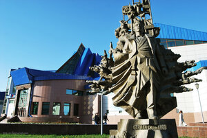 Первопроходцам земли Югорской (Khanty-Mansiysk, Chekhova Street), anıt, heykel  Hantı‑Mansi'den