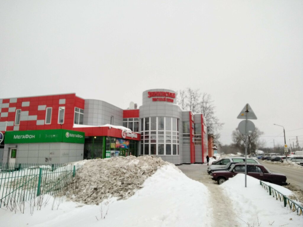 Büyük mağazalar Универмаг Зиминский, Drezna, foto