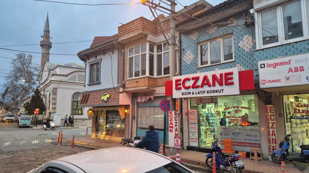 Eczaneler Latif Korkut Eczanesi, Burhaniye, foto