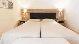 Hotel Eden Roc (Comunidad Autònoma de Cataluña, Girona, Calle N), otel