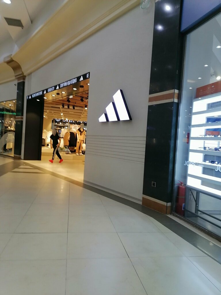 Spor giyim ve ayakkabı Adidas, Aktöbe, foto