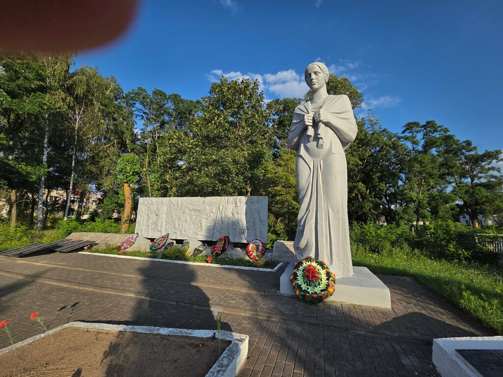 Anıt, heykel Братская могила советских воинов и партизан, Gomelskaya oblastı, foto